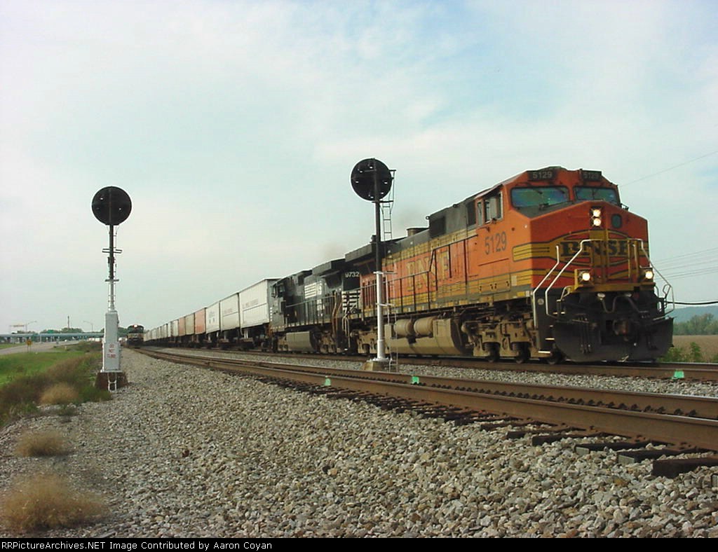 BNSF 5129 leads NS TOFC train 218 at CP Lunbeck